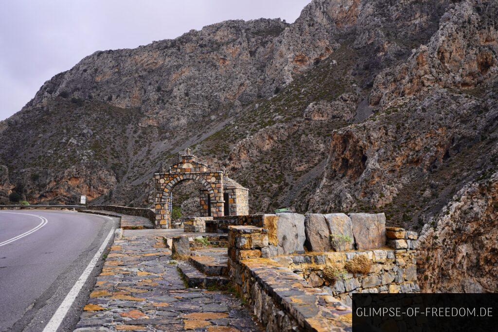 Kourtaliotiko-Schlucht | Tal mit Wasserfall und Kirche