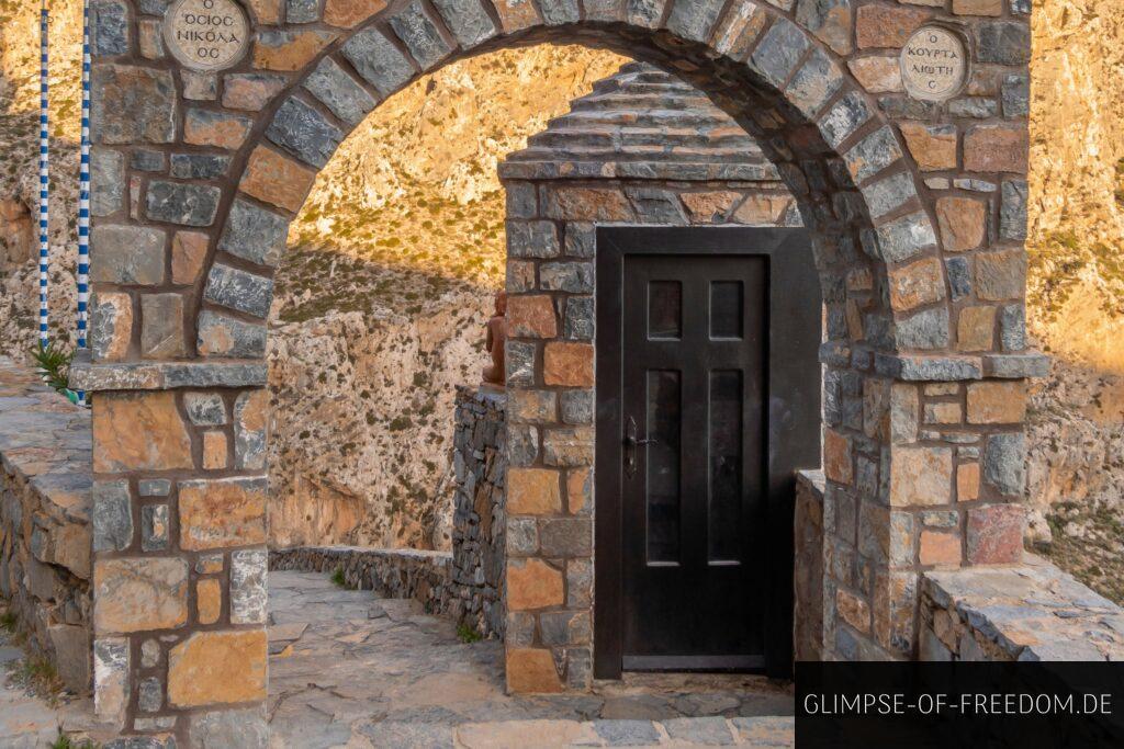 Kourtaliotiko-Schlucht | Tal mit Wasserfall und Kirche