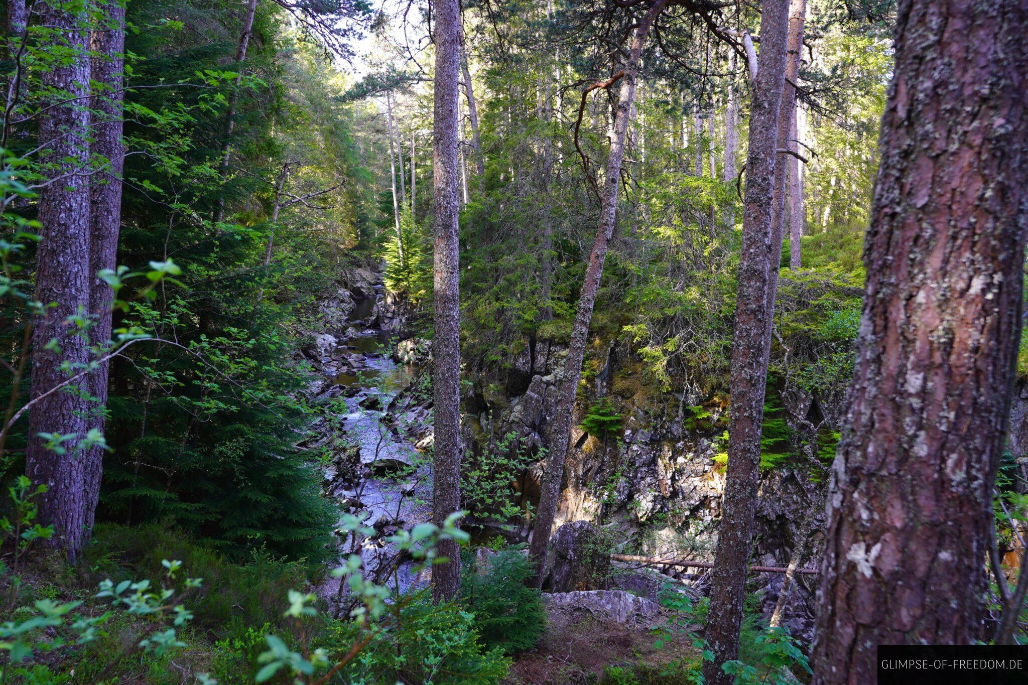 Pattack Falls: Idyllischer Wasserfall in steinerner Oase